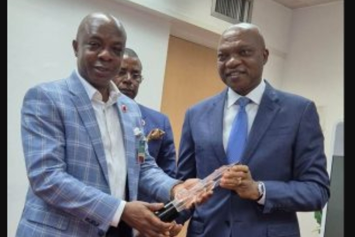 Shell Country Chair, Osagie Okunbor Receives Award Of Excellence | African Examiner